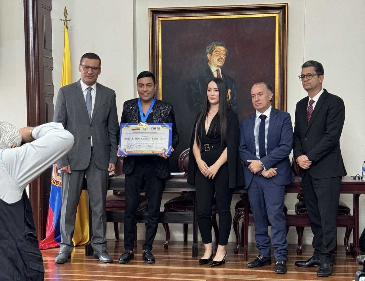 Churo Díaz Recibe Condecoración del Congreso por Su Aporte al Vallenato ...